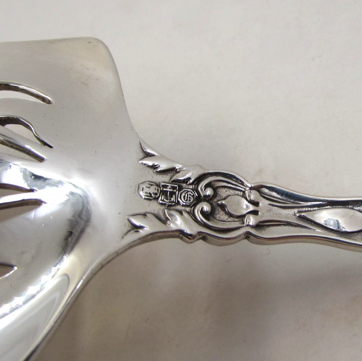 Gorham Sterling Silver Fish Server, Virginiana pattern. - S & K Ltd.